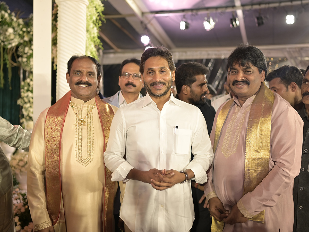 నూతన వధూవరుల్ని ఆశీర్వదించిన వైఎస్‌ జగన్‌ దంపతులు (ఫొటోలు) | YS Jagan and YS Bharathi Attends ...